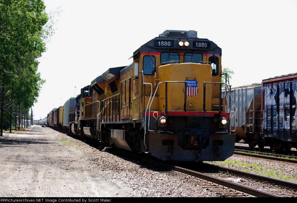 UP 1880, 8572 & HLCX 6225